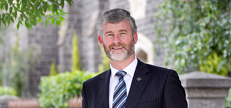 Priest, professor Fr Shane Mackinlay named new Bishop of Sandhurst ...